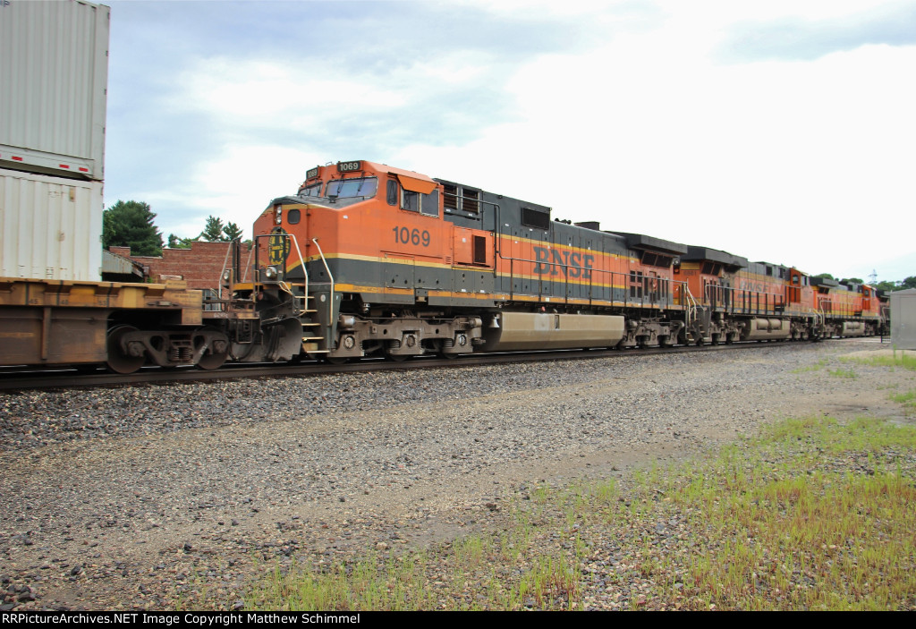 BNSF 1069